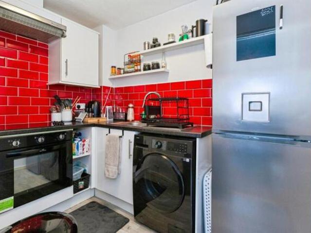 1 bedroom ground floor flat for sale in Baxter Close, Slough, SL1
