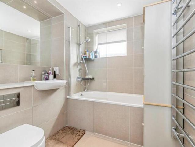1 bedroom ground floor flat for sale in Epsom Road, Watford, WD18