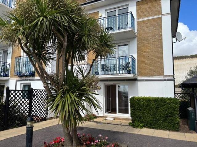 1 bedroom ground floor flat for sale in Hamilton Court, Brighton Marina, BN2