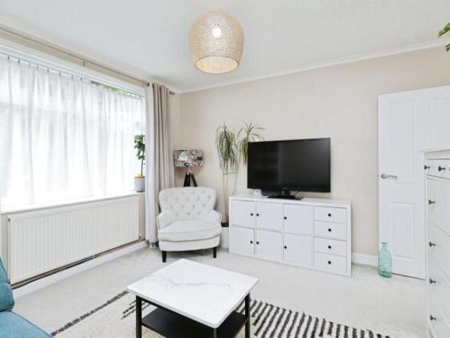 1 bedroom ground floor flat for sale in Oxhey Drive, Watford, WD19