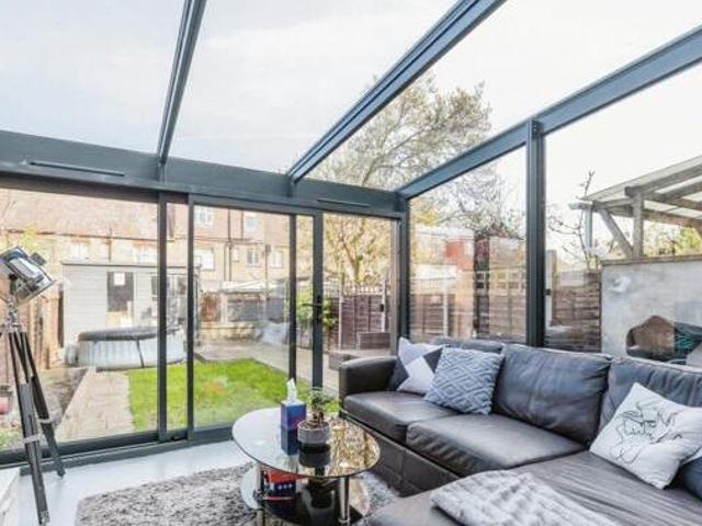 1 Bedroom Ground Floor Flat For Sale In London