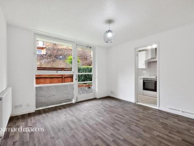 1 bedroom ground floor flat for sale in Mary Datchelor Close, London, SE5