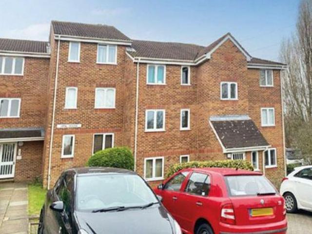 1 Bedroom Ground Floor Flat For Sale In Percy Gardens, Worcester Park