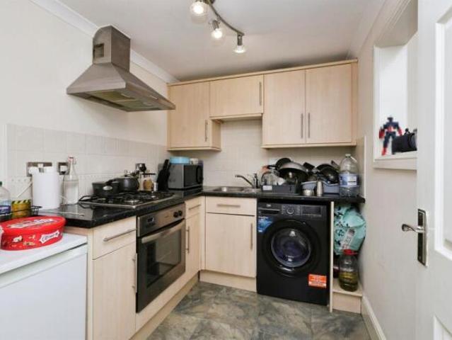 1 bedroom ground floor flat for sale in Queens Gardens, Eastbourne, BN21