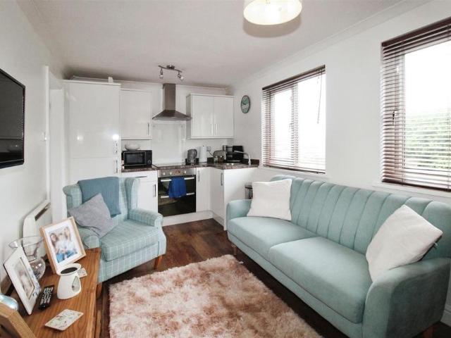 1 bedroom ground floor flat to rent