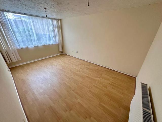 1 bedroom ground floor flat to rent