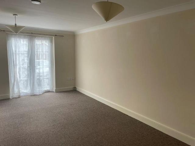 1 bedroom ground floor flat to rent