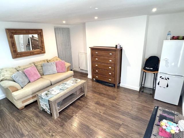 1 bedroom ground floor flat to rent
