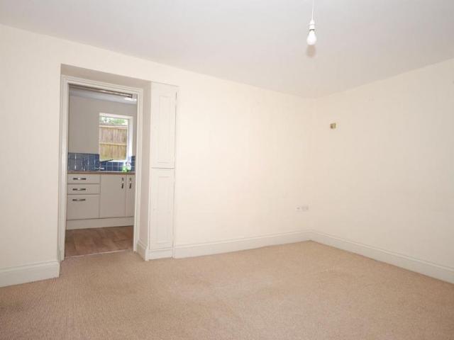 1 bedroom ground floor flat to rent