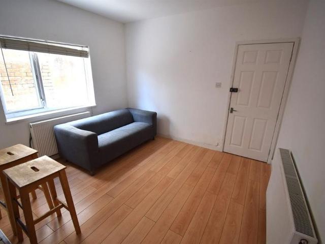 1 bedroom ground floor flat to rent