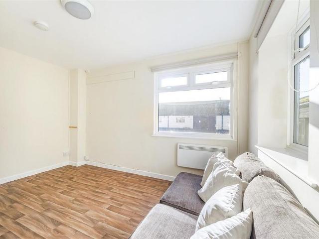 1 bedroom ground floor flat to rent