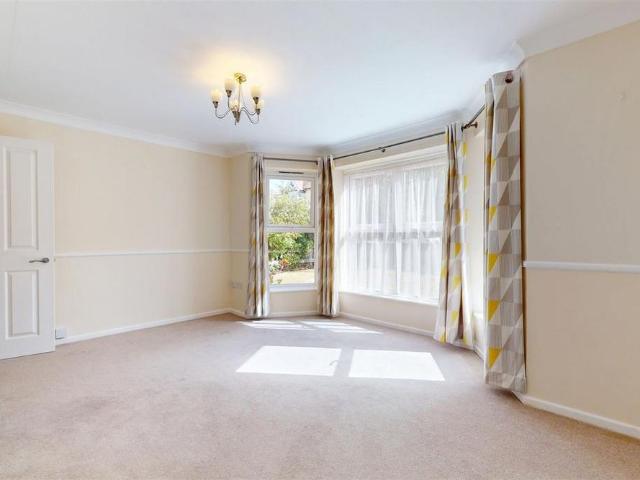1 bedroom ground floor flat to rent