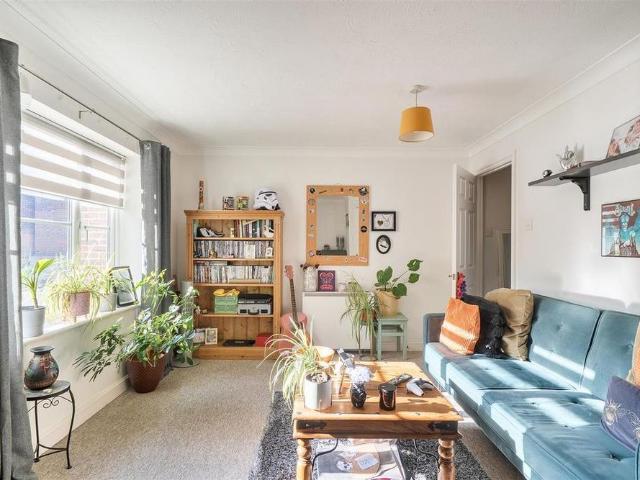 1 bedroom ground floor flat to rent