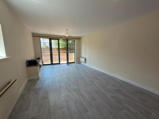 1 bedroom ground floor flat to rent