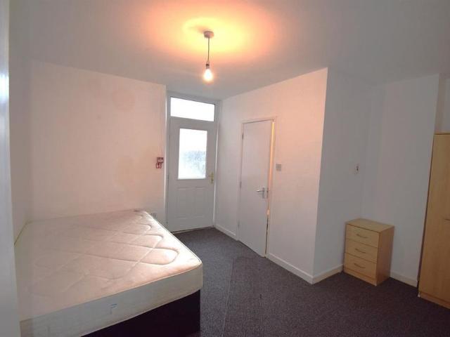 1 bedroom ground floor flat to rent