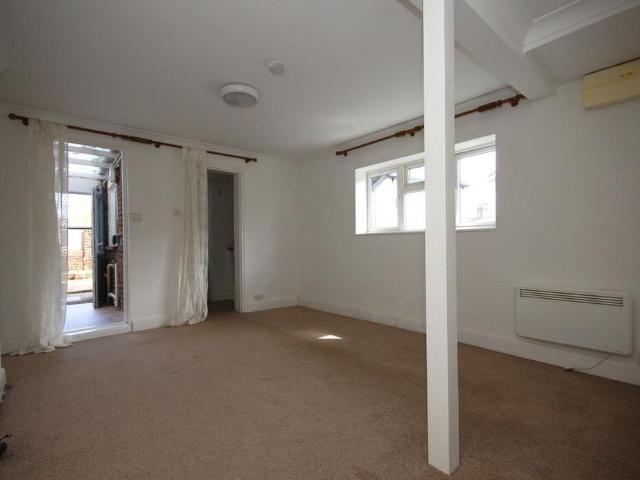 1 bedroom ground floor flat to rent