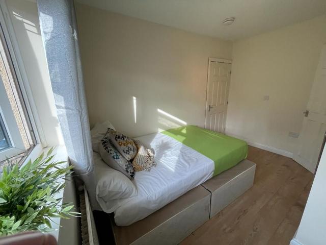 1 bedroom Double room to let Ensuite Room 5, Strattondale Street E14 3HG