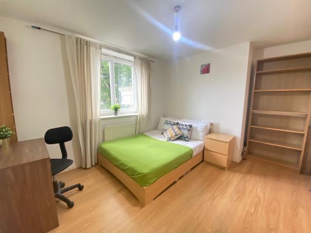 1 bedroom Double room to let Room 3, Millenium Drive E14 3GE