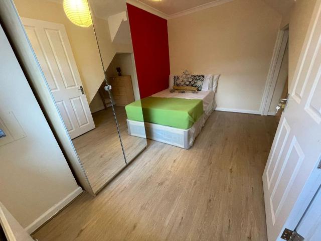 1 bedroom Double room to let Room 1, Capstan Square E14 3EU