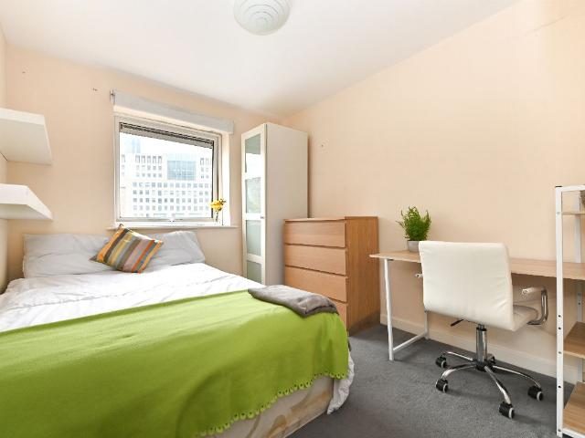 1 bedroom Double room to let Room 1, Flynn Court, E14 London