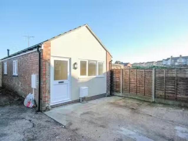 1 bedroom detached bungalow for rent in Avenue Road, New Bilto.