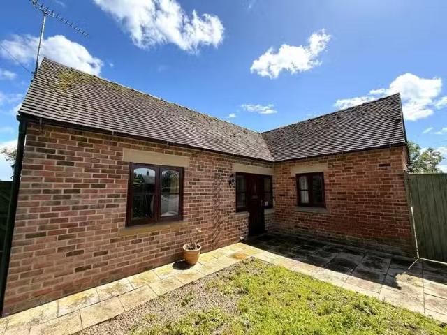 1 bedroom detached bungalow for rent in Hanbury Hill, Hanbury.