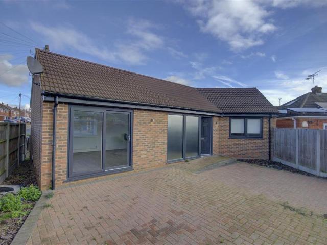 1 bedroom detached bungalow for sale