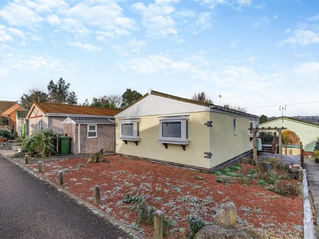 1 bedroom detached bungalow for sale