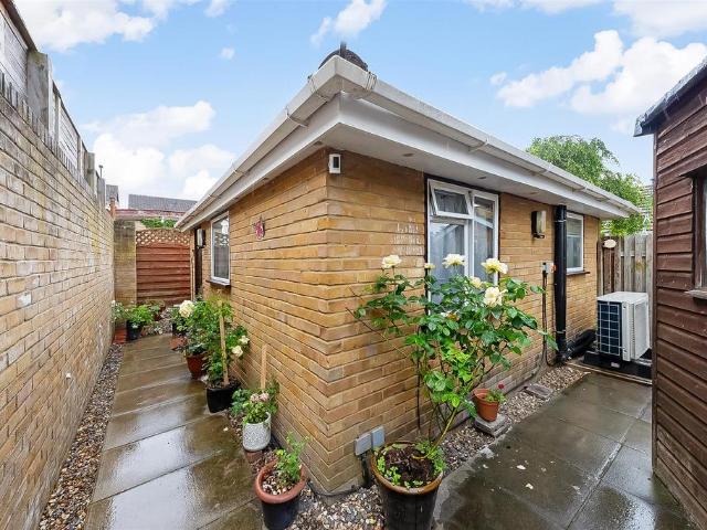 1 bedroom detached bungalow for sale