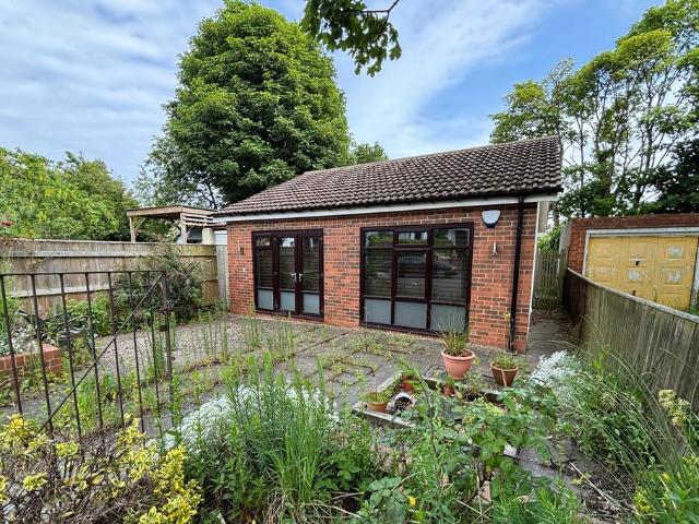 1 bedroom detached bungalow for sale