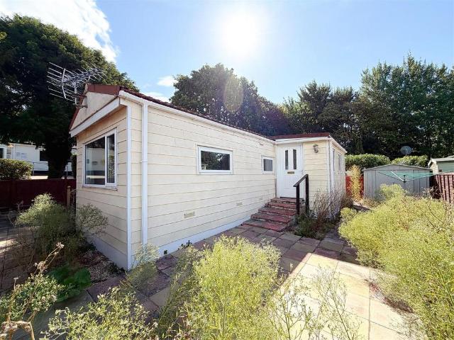 1 bedroom detached bungalow for sale