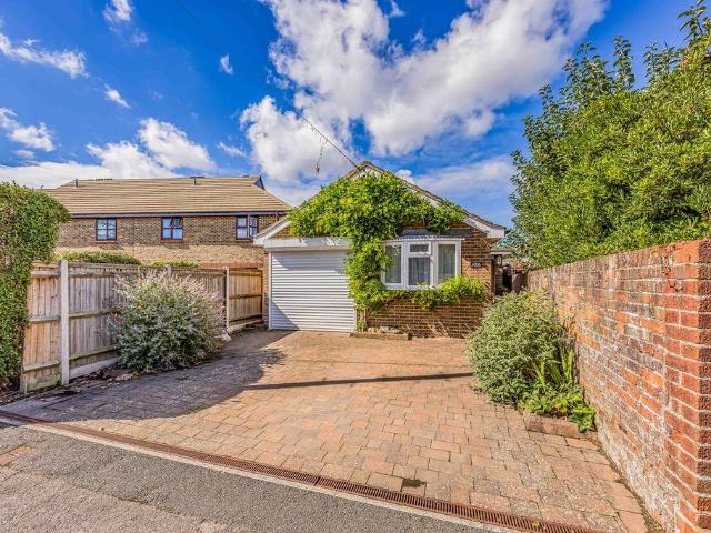 1 bedroom detached bungalow for sale