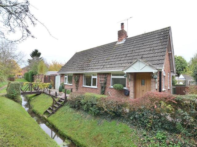 1 bedroom detached bungalow for sale