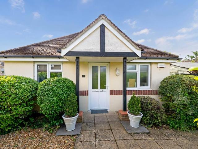 1 bedroom detached bungalow for sale