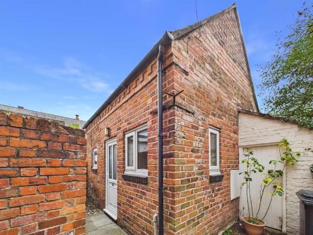 1 bedroom detached bungalow for sale