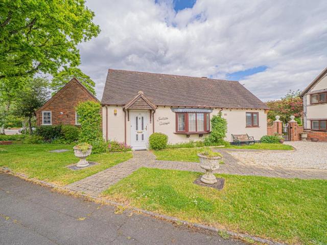 1 bedroom detached bungalow for sale