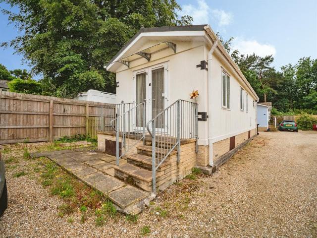 1 bedroom detached bungalow for sale