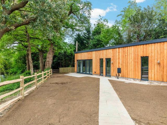 1 bedroom detached bungalow for sale