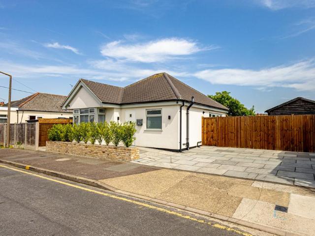 1 bedroom detached bungalow for sale