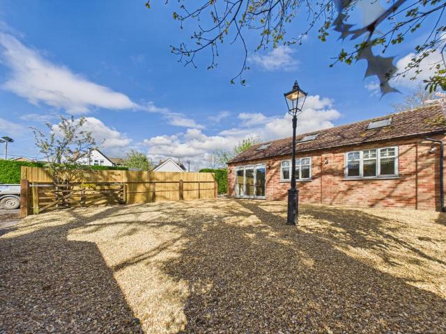 1 bedroom detached bungalow for sale
