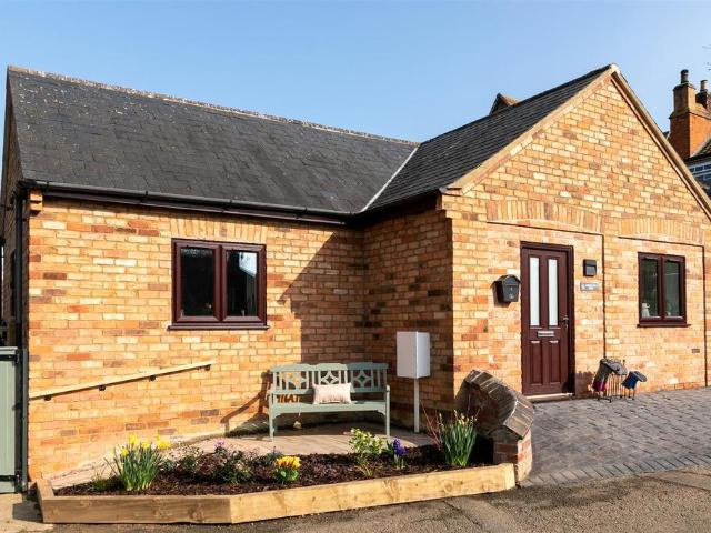 1 bedroom detached bungalow to rent