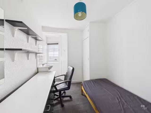 1 bedroom detached house for rent in Bedford Square, Brighton.