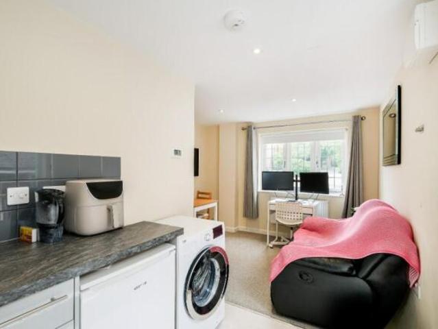 1 bedroom detached house for rent in Harts Grove, Woodford Green, Essex, IG8
