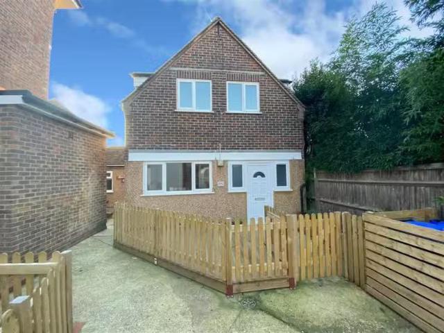 1 bedroom detached house for rent in Mews House, Sandwich Road.