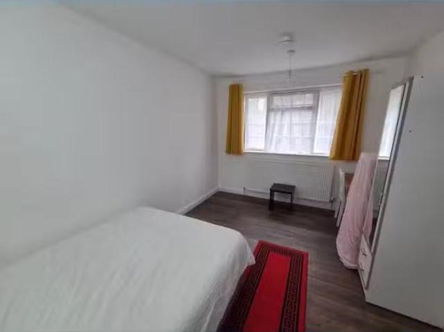 1 bedroom detached house for rent in Mill Ridge, Edgware, Midd.