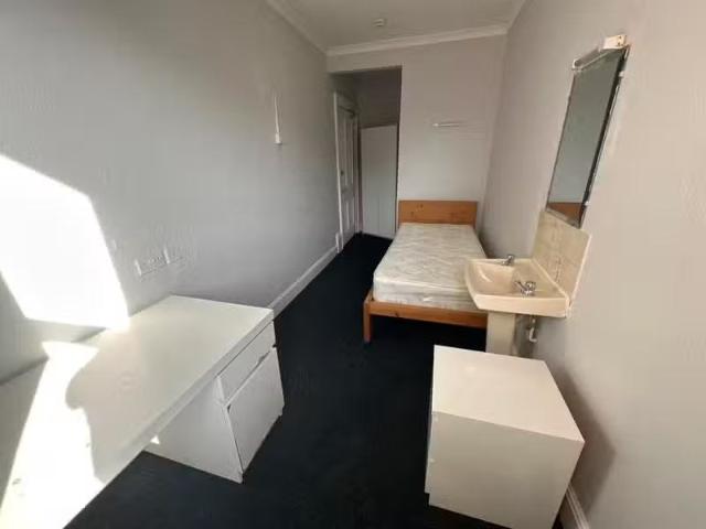 1 bedroom detached house for rent in Room 4 Russell Terrace, C.