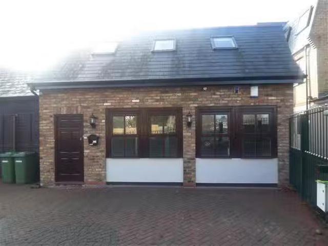 1 bedroom detached house for rent in The Square, Woodford Gree.
