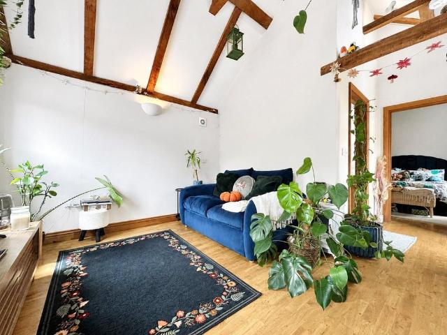 1 bedroom detached house to rent