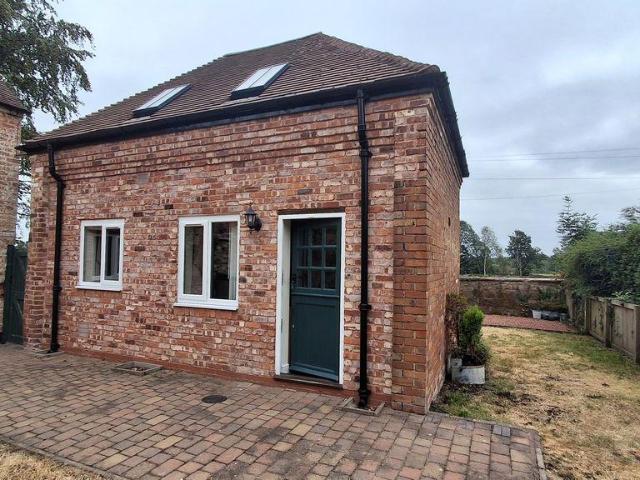 1 bedroom detached house to rent
