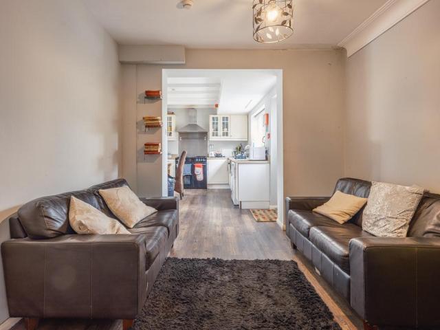 1 bedroom detached house to rent